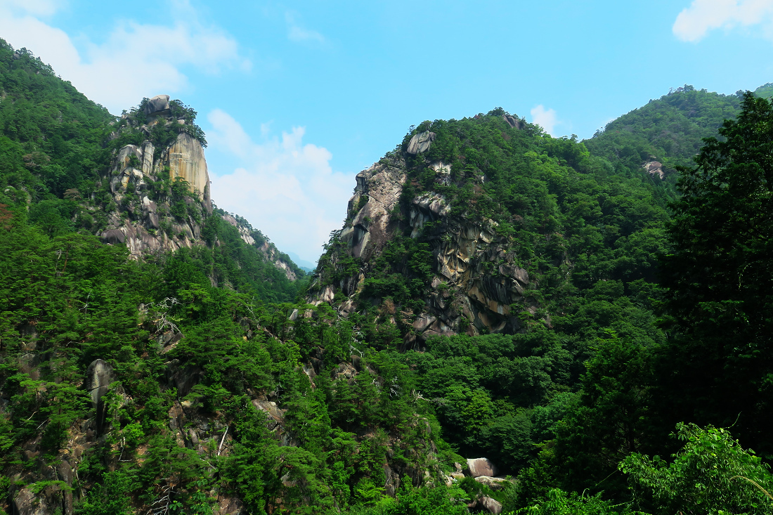 御岳山 金櫻神社（かなざくらじんじゃ）からの下り、昇仙峡の有名な岩「覚円峰（かくえんぼう）」「昇仙峡・天狗岩（てんぐいわ）」を撮影しました(*^^*)近くにノリウツギも美しく咲いていました ...